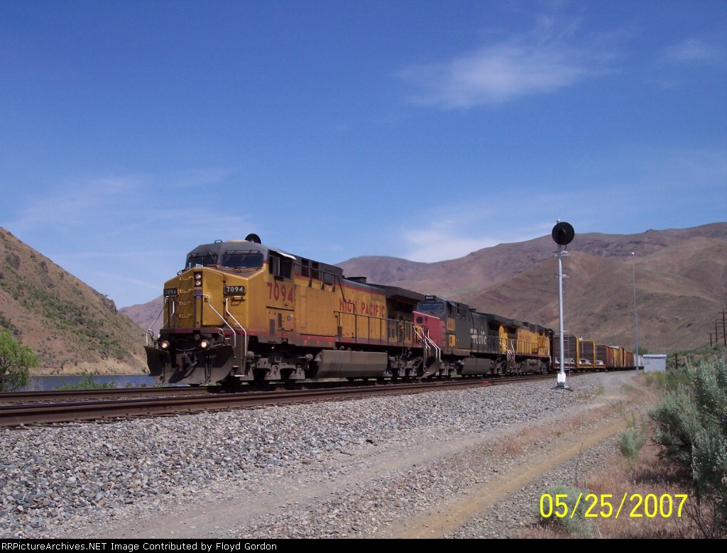UP 7094 in Snake River Canyon